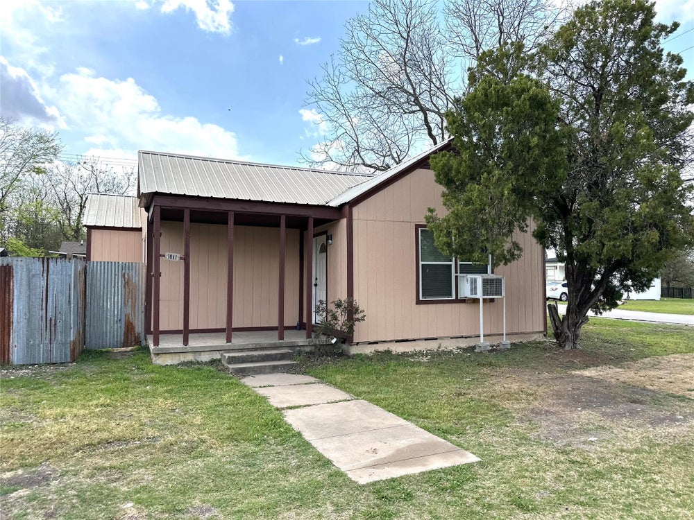 1011 Washburn St, Taylor, TX 76574 - MLS# 5315603 - Coldwell Banker