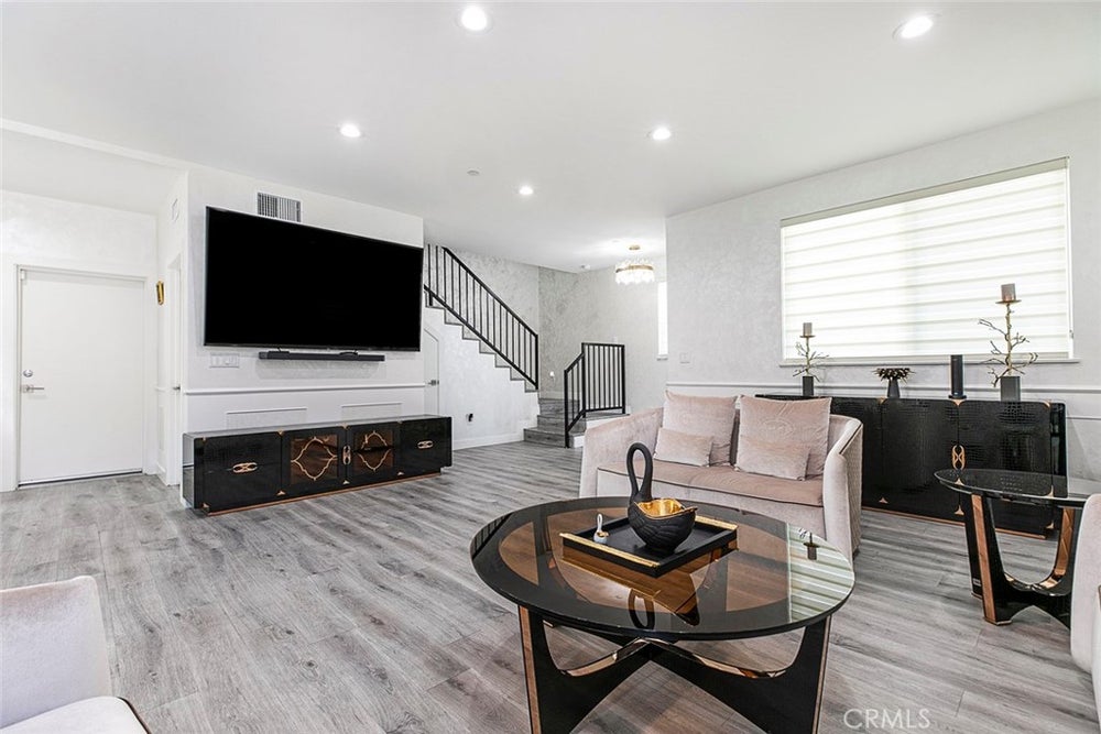 9124 N Nilo Lane, Panorama City, CA 91402 - MLS# GD25155885 - Coldwell ...