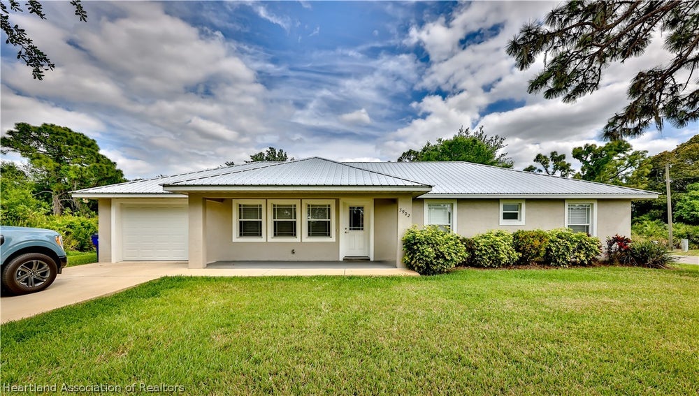 3902 Garienda Avenue, Sebring, FL 33872 - MLS# 302524 - Coldwell Banker