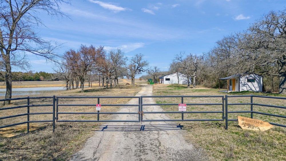 1387 County Road 140, Whitesboro, TX 76273 - MLS# 20851509 - Coldwell ...