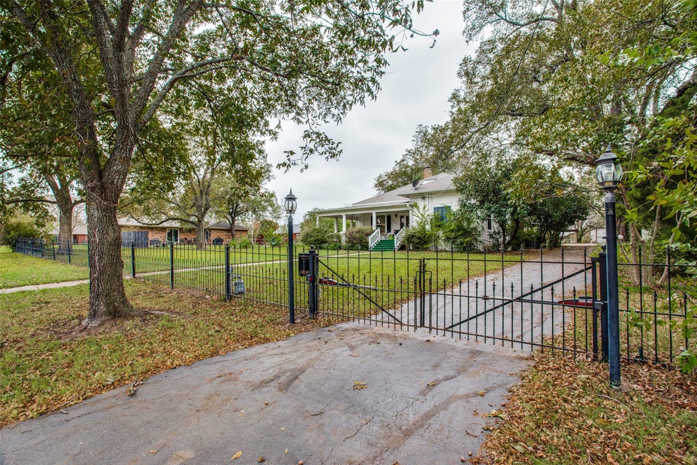 406 S Bowie Drive, Weatherford, TX 76086 - MLS# 20862661 - Coldwell Banker