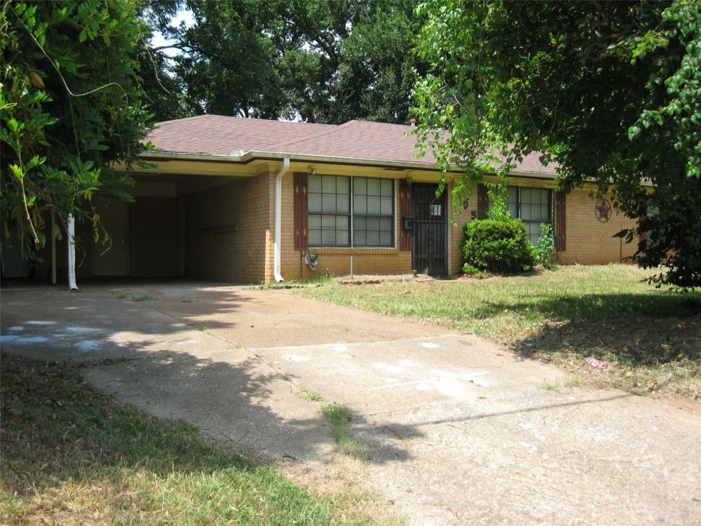 105 Bellview Drive, Palestine, TX 75803 - MLS# 21040160 - Coldwell Banker
