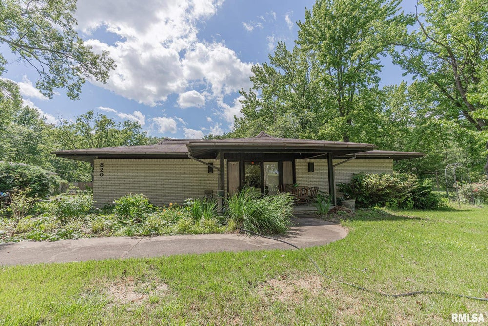 820 Country Club Road, Centralia, IL 62801-3750 - MLS# EB453622 ...