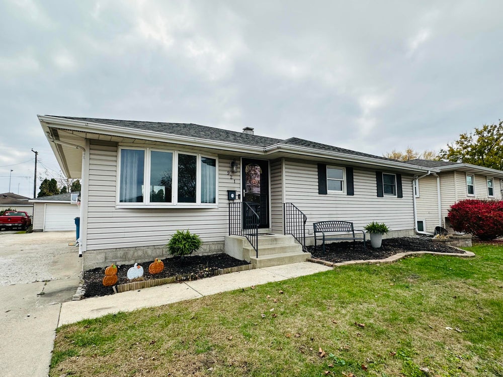 921 W Pine Place, Griffith, IN 46319 - MLS# 813046 - Coldwell Banker