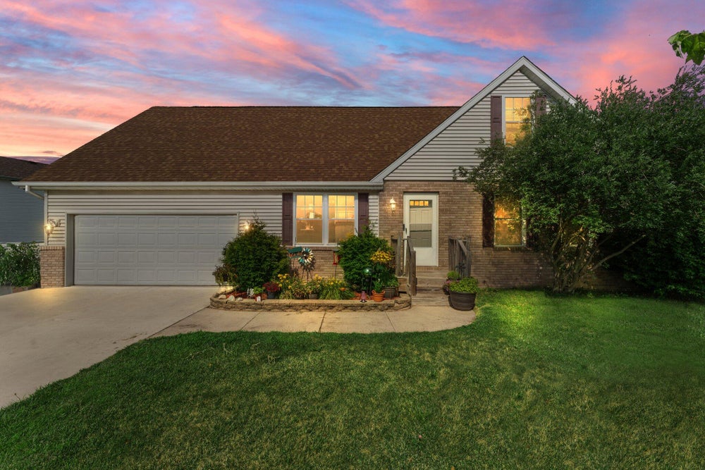 561 Fox Burrow Court, Valparaiso, IN 46385 - MLS# 823910 - Coldwell Banker