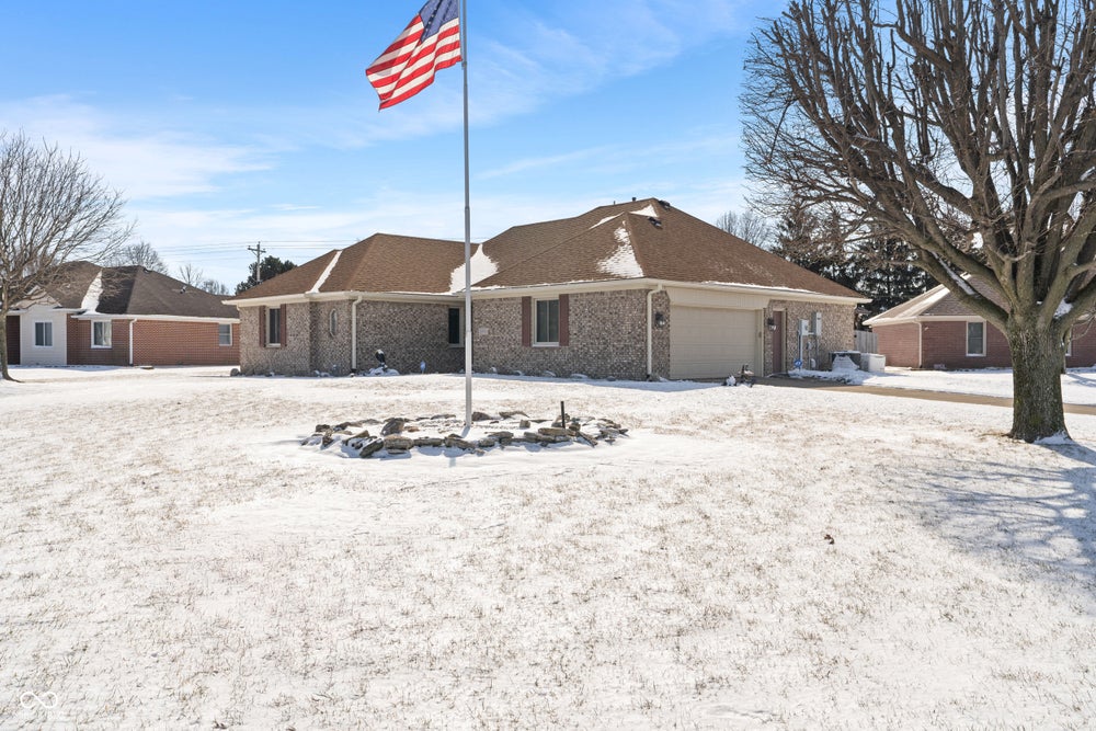 5383 Tracey Jo Road, Greenwood, IN 46142 - MLS# 22022926 - Coldwell Banker
