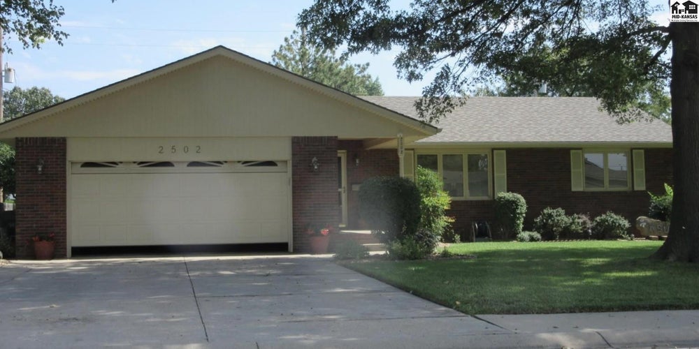 2502 Old Ox Rd, Hutchinson, KS 67502 - MLS# 50543 - Coldwell Banker