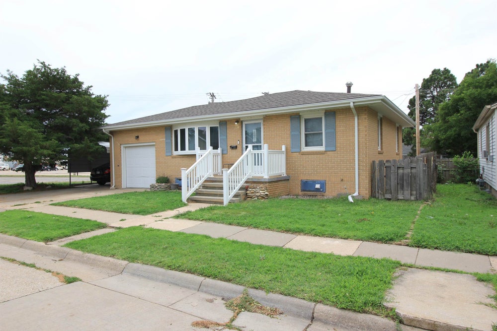 514 E 14th St, Hays, KS 67601 - MLS# 203360 - Coldwell Banker