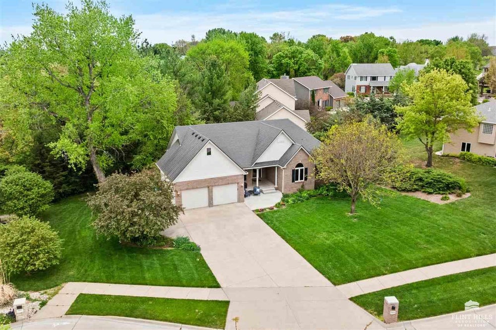 909 Overhill Rd, Manhattan, KS 66503 - MLS# 20251067 - Coldwell Banker