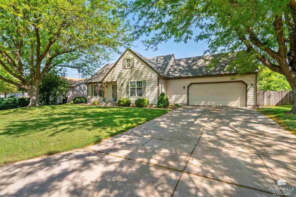 1325 Lynn Drive, Salina, KS 67401 - MLS# 20251757 - Coldwell Banker