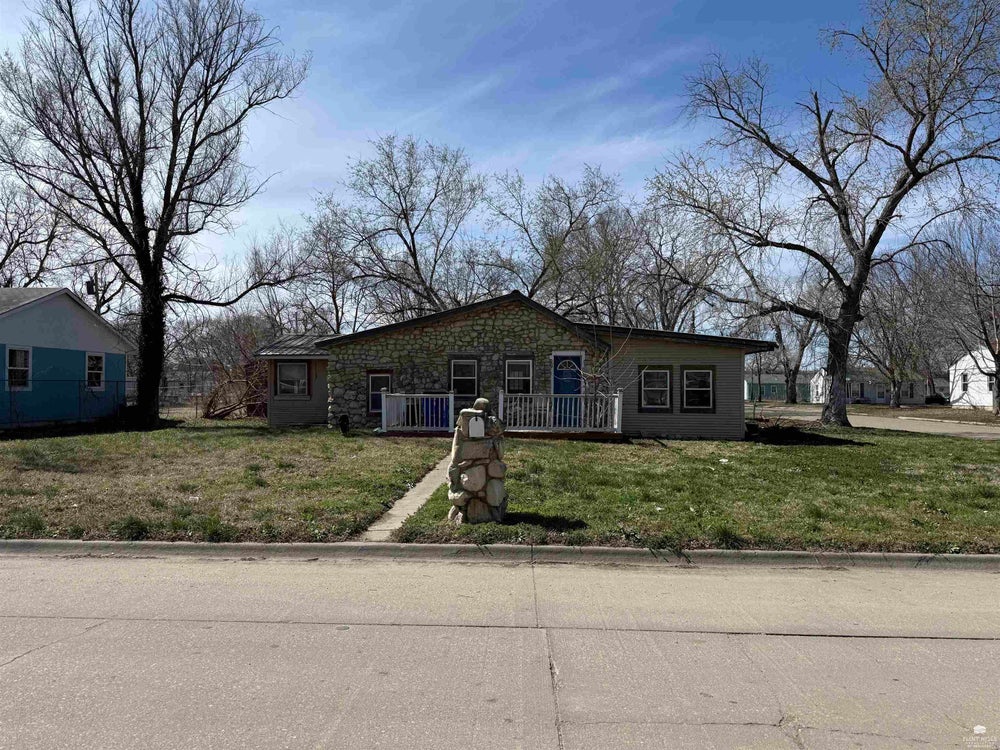 1524 N Madison Street, Junction City, KS 66441 - MLS# 20260645 ...