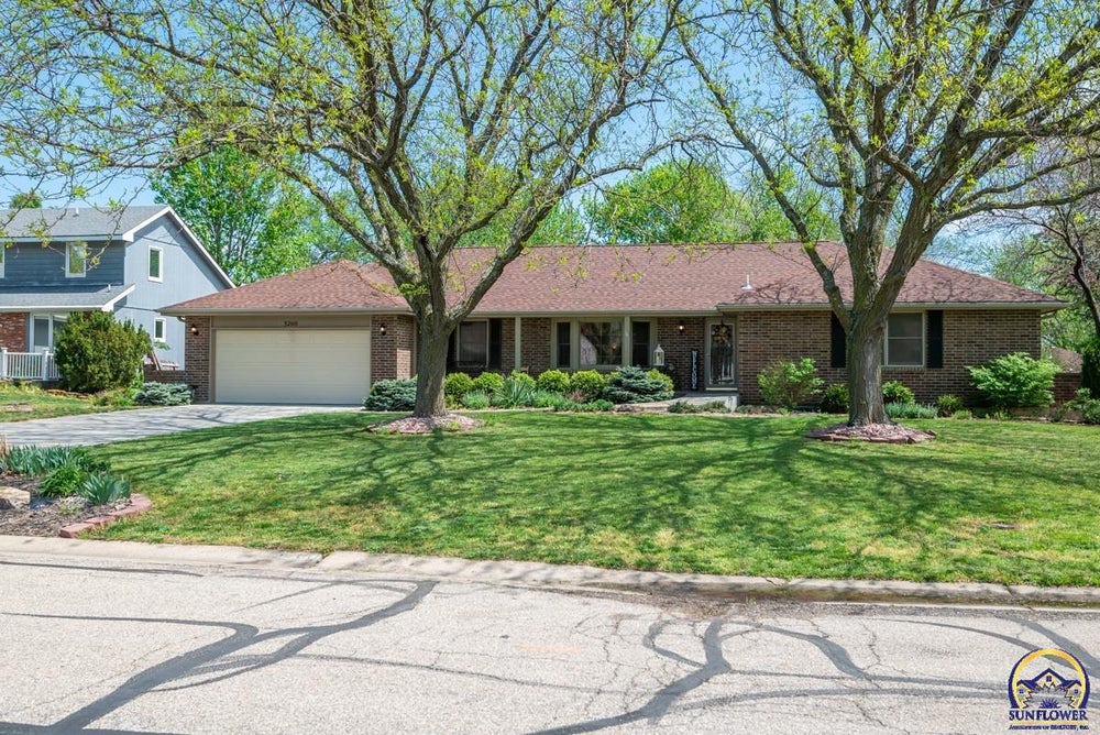 3200 SW Gainsboro Rd, Topeka, KS 66614 - MLS# 233727 - Coldwell Banker
