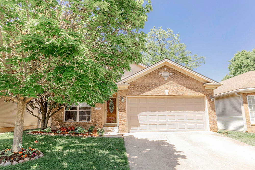 3884 Pinecrest Way, Lexington, KY 40514 - MLS# 24009505 - Coldwell Banker