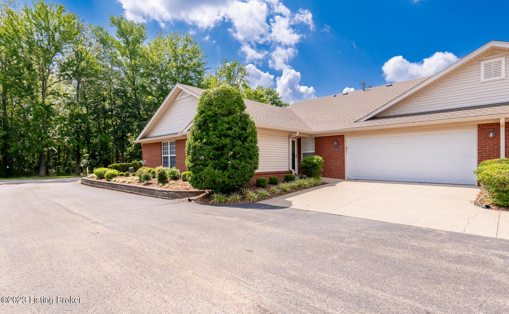 9235 Hawthorne Pointe Dr, Louisville, KY 40214 - MLS# 1640174 ...