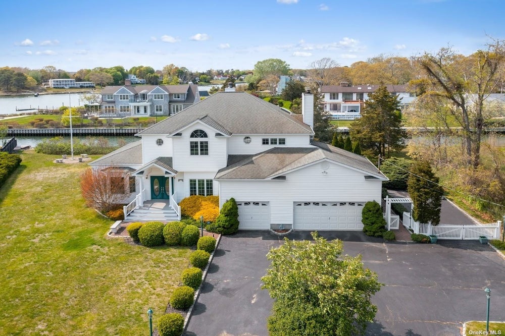 15 Canal Way Hampton Bays Ny 11946 Mls 3491072 Coldwell Banker