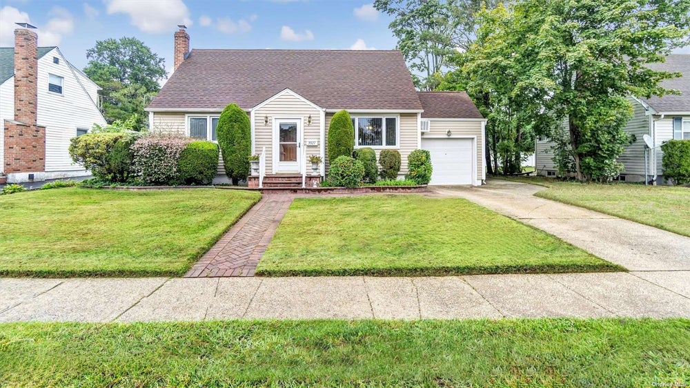 3927 Maywood Drive, Seaford, NY 11783 - MLS# 3507043 - Coldwell Banker
