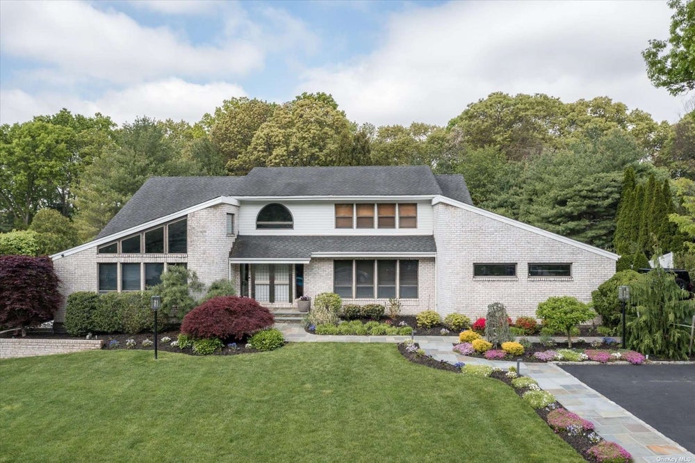 24 Greenwood Lane, Woodbury, NY 11797 - MLS# 3554667 - Coldwell Banker