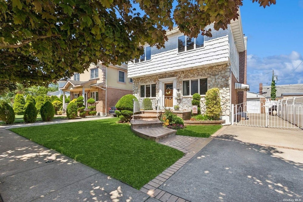 527 Maple Drive W, New Hyde Park, NY 11040 - MLS# 3564018 - Coldwell Banker