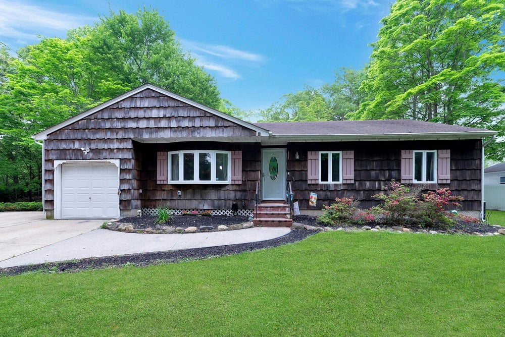 522 Starlight Drive, Shirley, NY 11967 - MLS# 865531 - Coldwell Banker