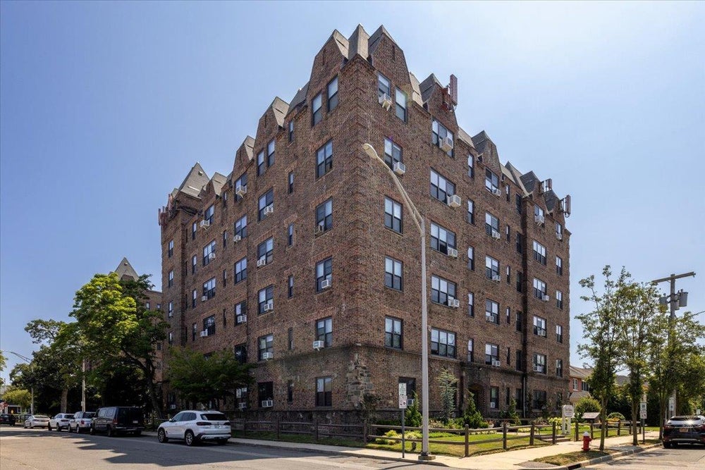 141 Wyckoff Place #2E, Woodmere, NY 11598 - MLS# 894170 - Coldwell Banker