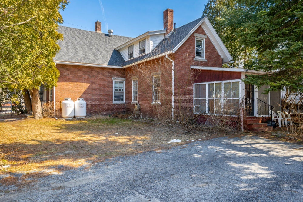 219 Oak Street, Lewiston, ME 04240 - MLS# 1618416 - Coldwell Banker