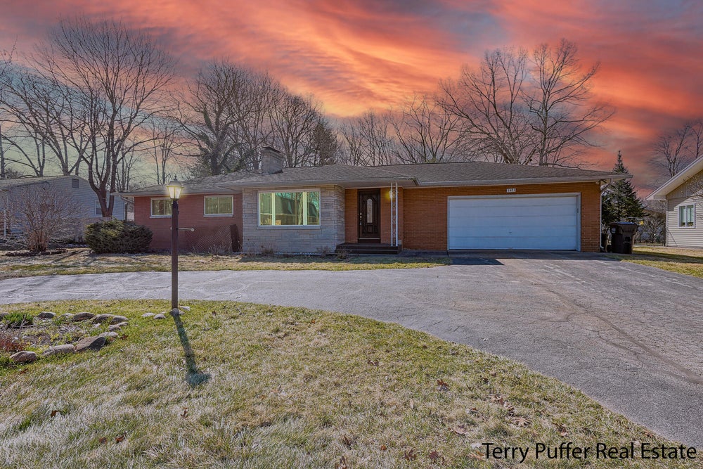 1431 W Norton Avenue, Norton Shores, MI 49441 - MLS# 25011871 ...