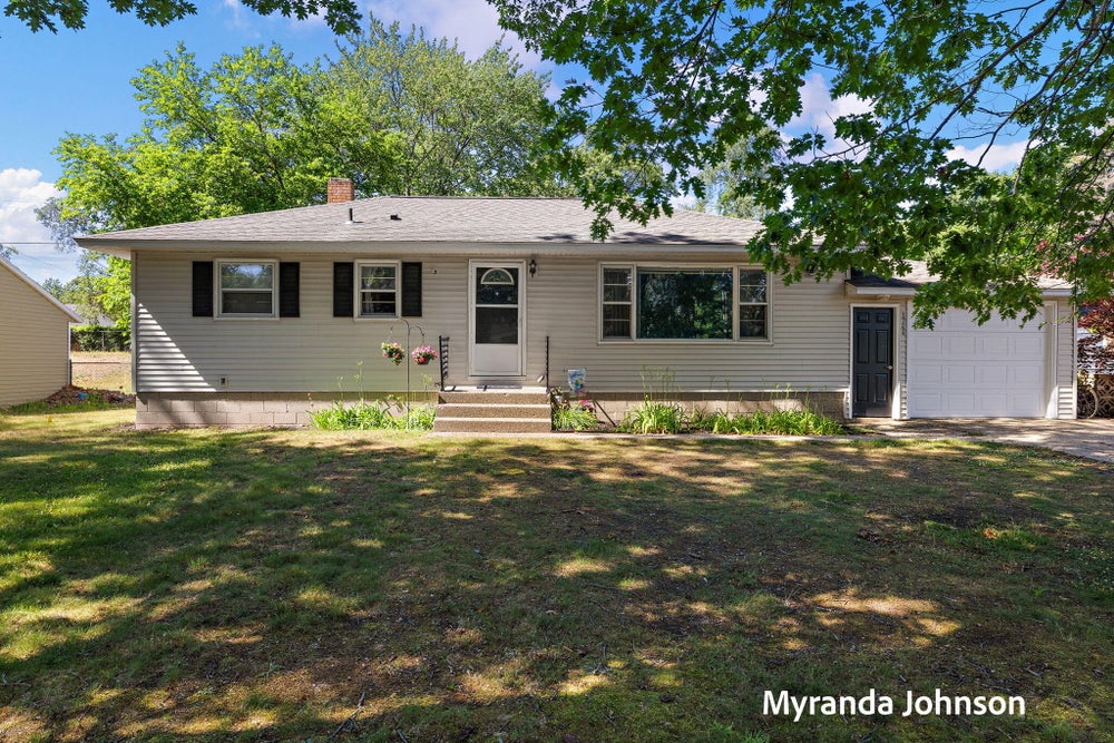 1744 W Norton Avenue, Norton Shores, MI 49441 - MLS# 25033068 ...