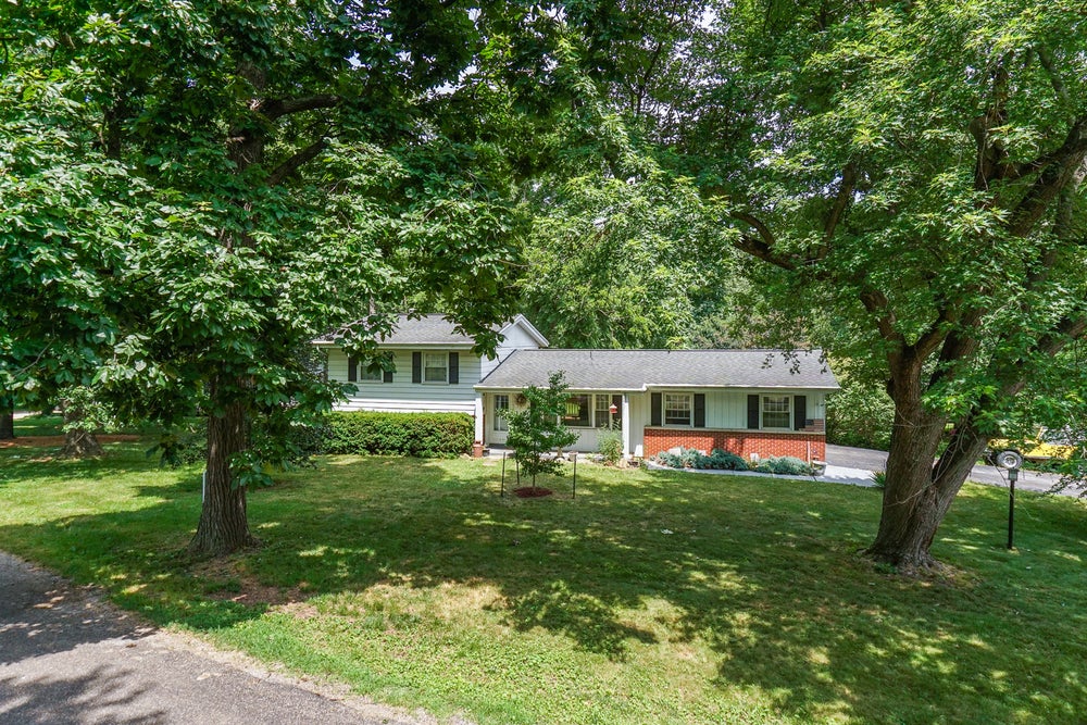 8524 Carriage Hills Road, Bloomington, IL 61705 - MLS# 12384521 ...