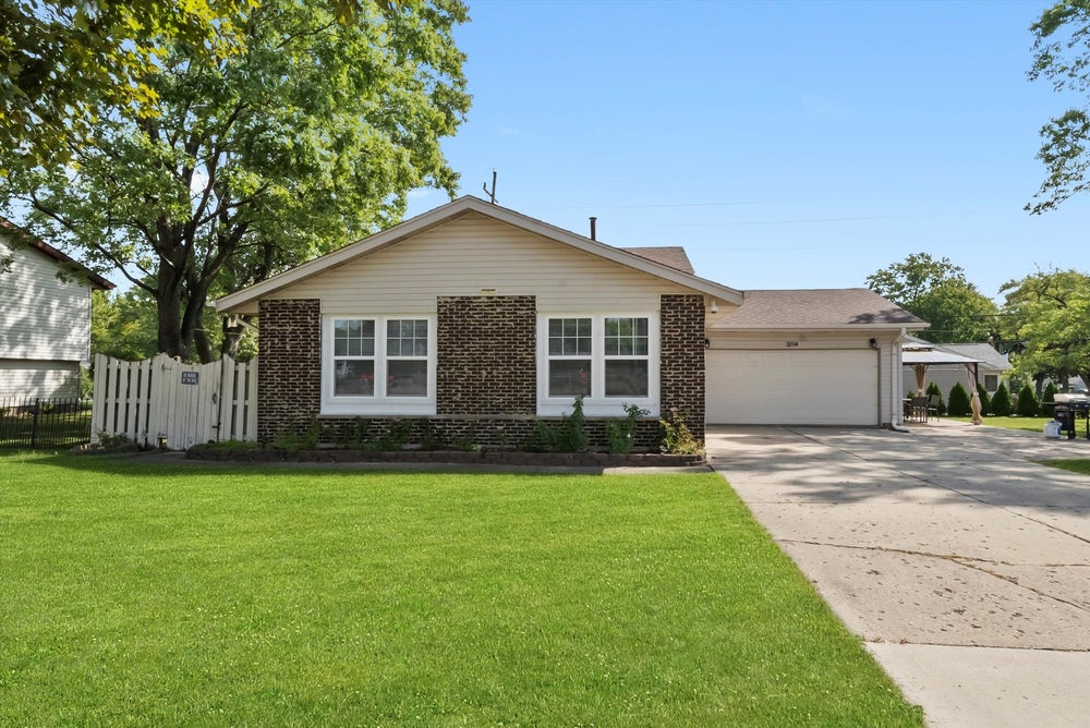 3204 E Frontage Road, Rolling Meadows, IL 60008 - MLS# 12480574 ...