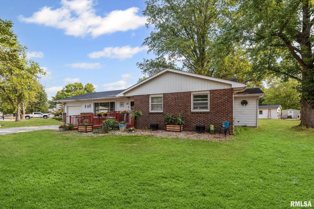 17 Crestwood Drive, Centralia, IL 62801-6705 - MLS# EB459811 - Coldwell ...