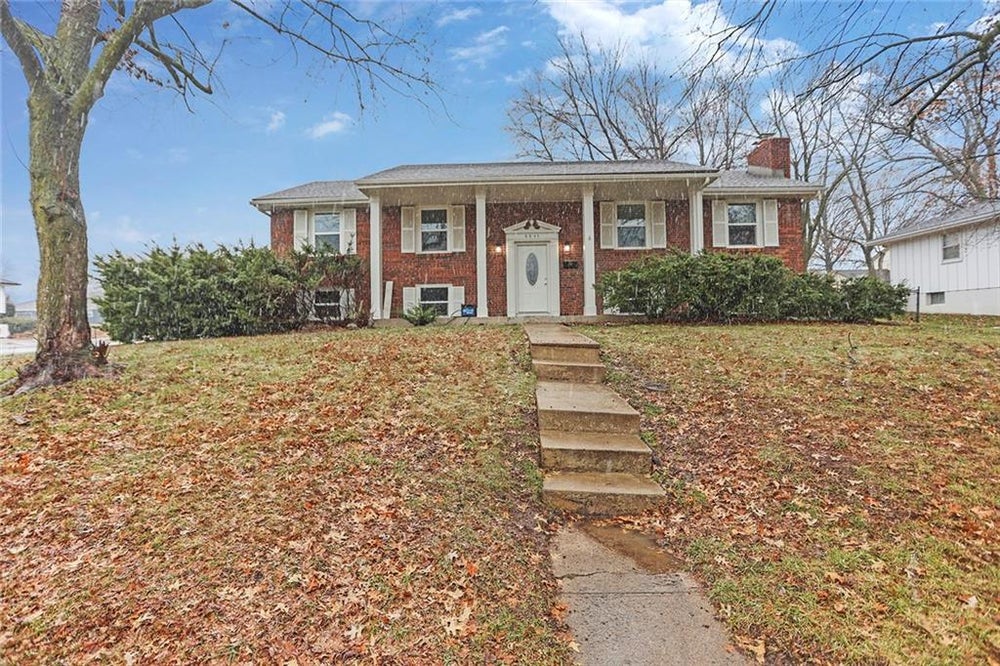 3901 Queen Ridge Drive, Independence, MO 64055 - MLS# 2468396 ...