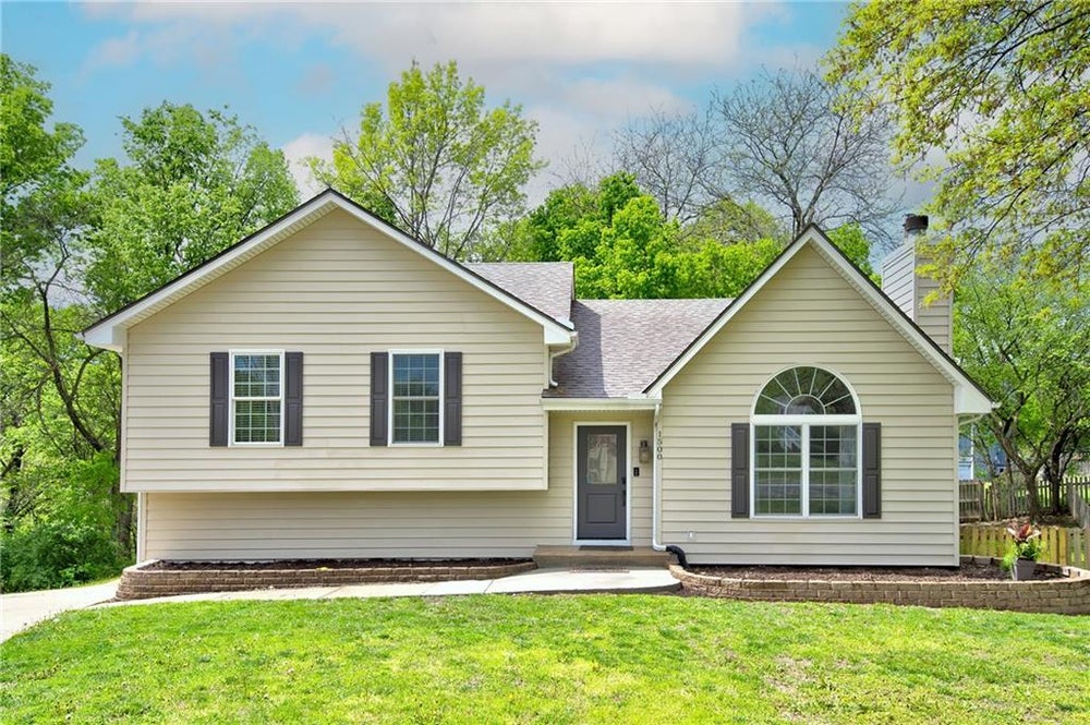 1500 NE Whitestone Drive, Lee'S Summit, MO 64086 - MLS# 2538162 ...