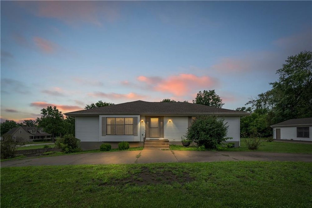 19910 Lamar Avenue, Stilwell, KS 66085 - MLS# 2560069 - Coldwell Banker