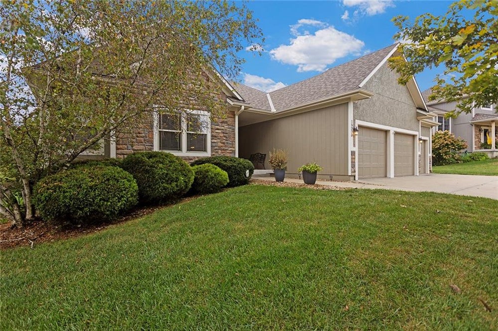15373 Bradfort Court, Basehor, KS 66007 - MLS# 2577575 - Coldwell Banker