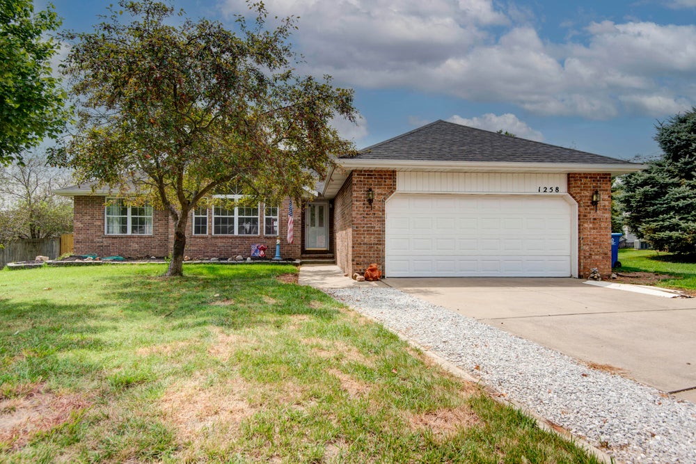 1258 W Batson Place, Nixa, MO 65714 - MLS# 60301334 - Coldwell Banker