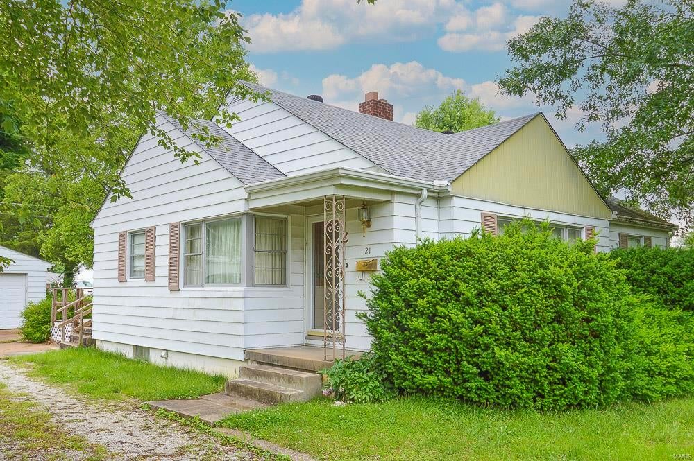 21 Lakewood Drive, Belleville, IL 62223 - MLS# 24033085 - Coldwell Banker