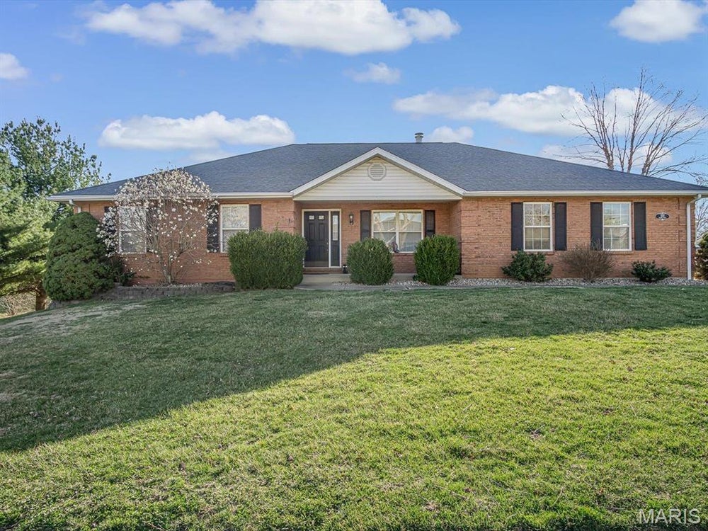 100 Fairway Drive, Waterloo, IL 62298 - MLS# 25016257 - Coldwell Banker