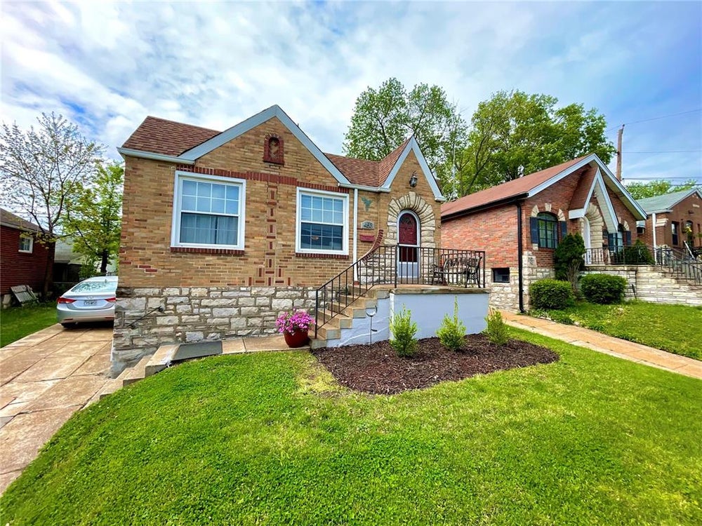 453 Winston Drive, St Louis, MO 63125 - MLS# 25034277 - Coldwell Banker