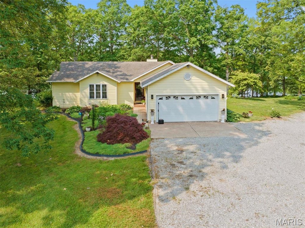 2486 Lakeside Drive, Centralia, IL 62801 - MLS# 25035582 - Coldwell Banker