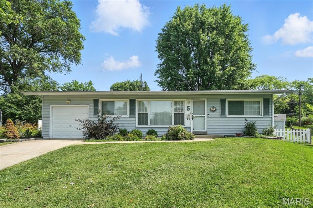 5 Carson Court, Florissant, MO 63033 - MLS# 25040721 - Coldwell Banker