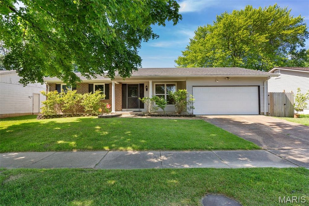 654 Mediterranean Drive, Florissant, MO 63031 - MLS# 25042435 ...