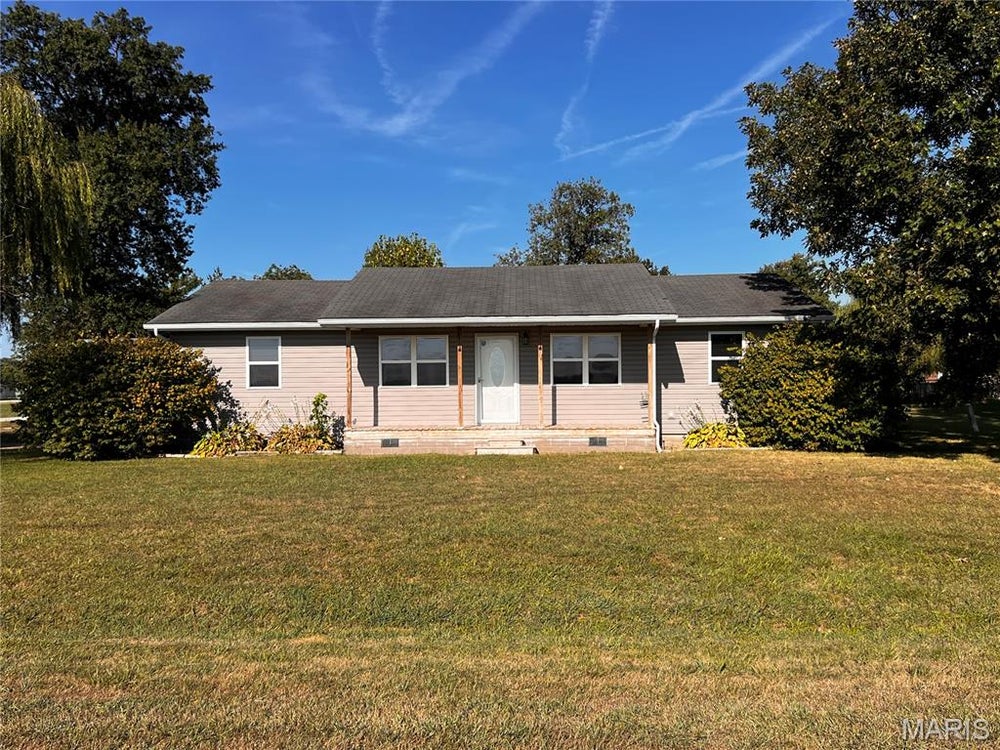 107 S Washington Street, Patoka, IL 62875 - MLS# 25060074 - Coldwell Banker