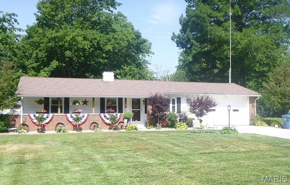 16 Edgewood Lane S, Centralia, IL 62801 - MLS# 26016588 - Coldwell Banker