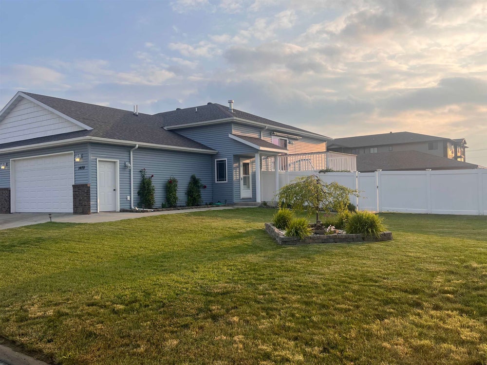 1400 34th Ave SE, Minot, ND 58701 - MLS# 250946 - Coldwell Banker
