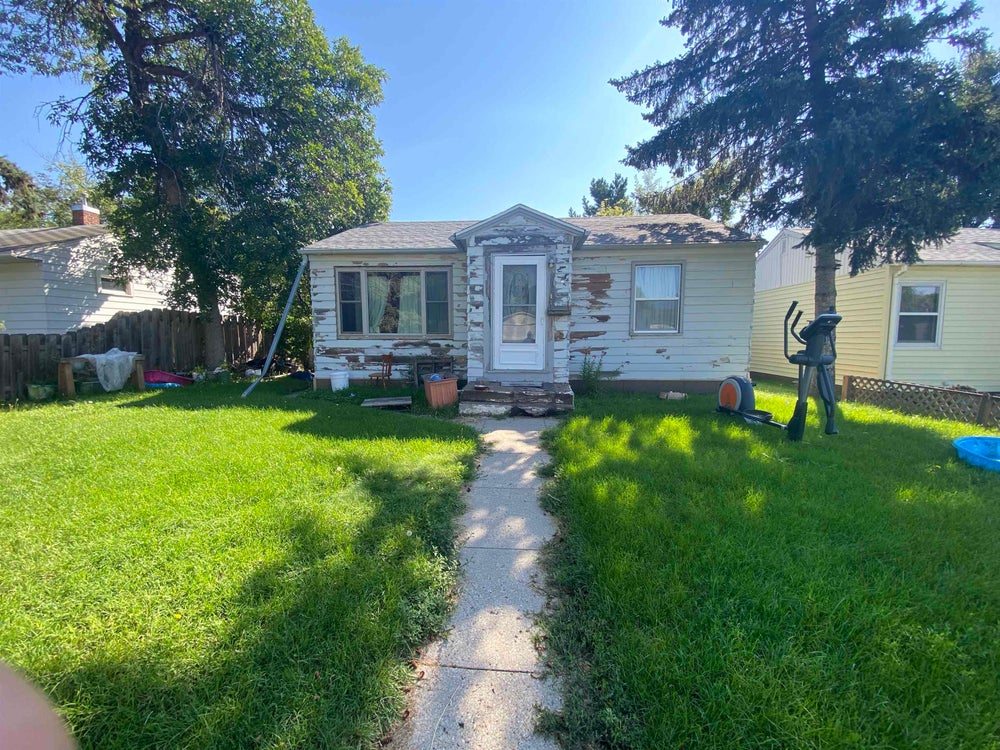 512 20th St NW, Minot, ND 58703 - MLS# 251311 - Coldwell Banker