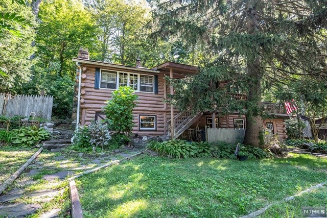 47 East Park Drive, West Milford, NJ 07480 - MLS# 24003873 - Coldwell ...