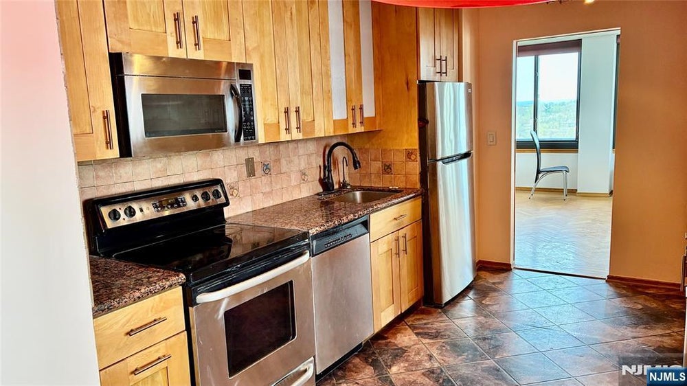 300 Winston Drive #1004, Cliffside Park, NJ 07010 - MLS# 24034851 ...