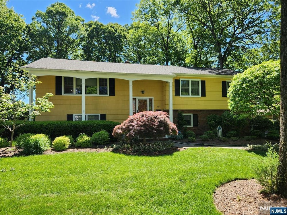 10 Lyncrest Drive, Paramus, NJ 07652 - MLS# 25017538 - Coldwell Banker