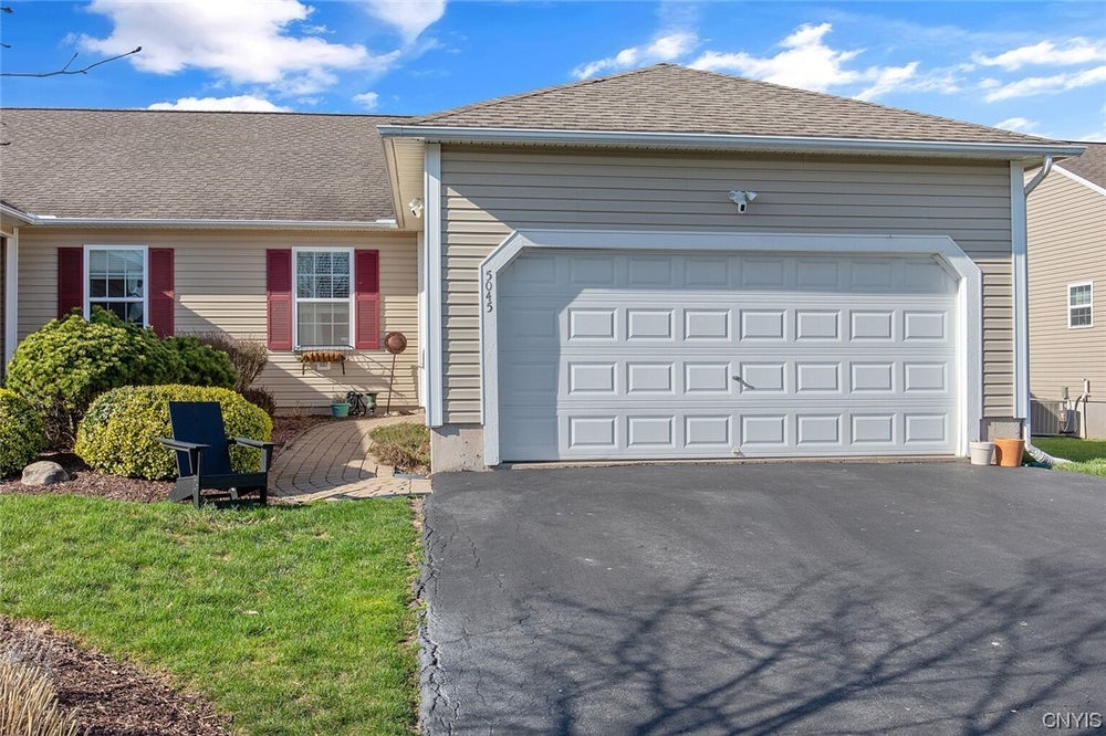 5045 Revolutionary Path, Liverpool, NY 13088 - MLS# S1466402 - Coldwell ...