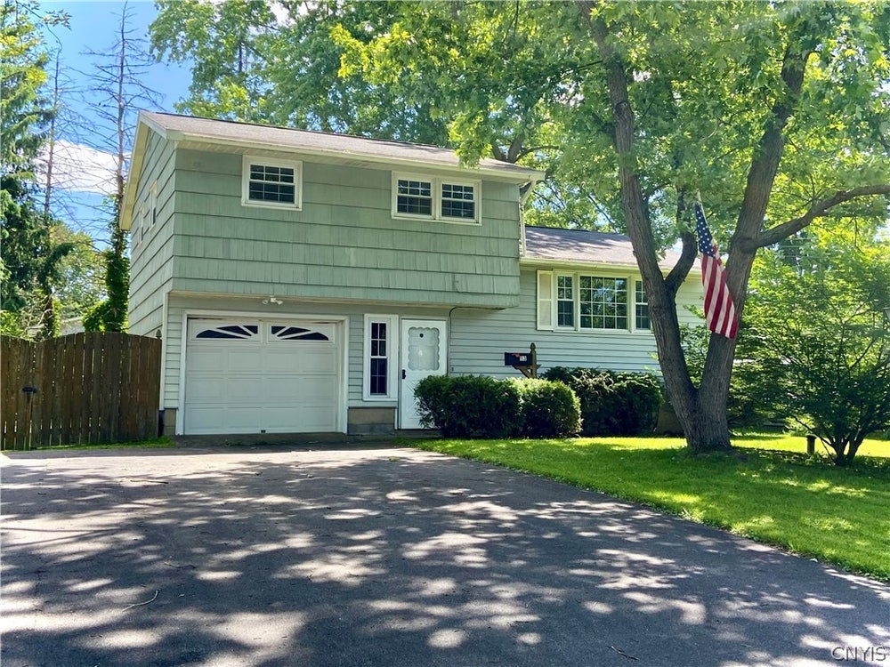 113 Pinewood Drive, Liverpool, NY 13090 - MLS# S1542367 - Coldwell Banker